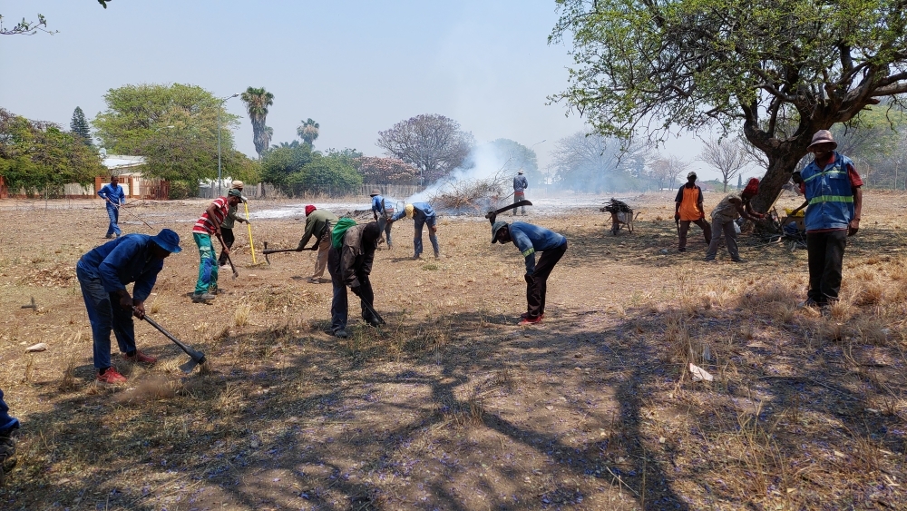 Werkloses maak dorp skoon vir kos - Republikein - Jou Land, Jou Taal ...