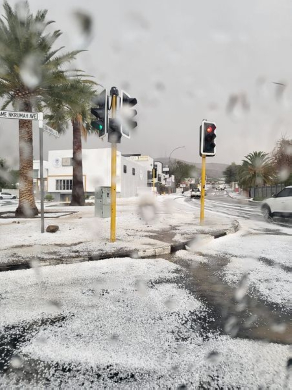 Wit jas vir Windhoek - Republikein - Jou Land, Jou Taal, Jou Nuus