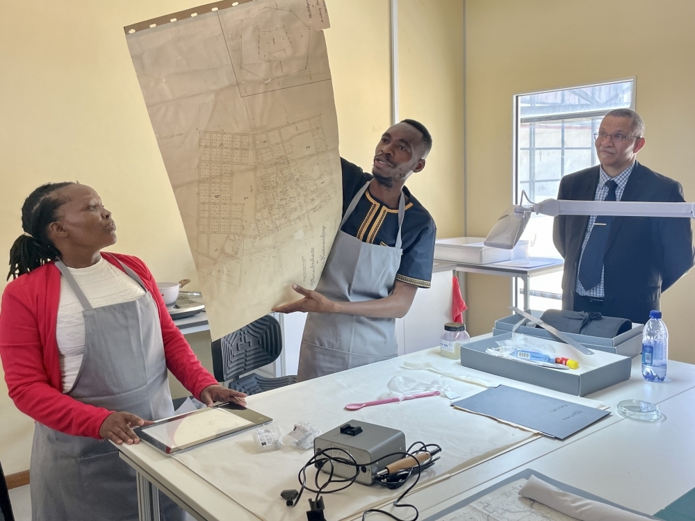 Pas in: Herstelfasiliteit vir dokumentasie by Nasionale Argief ...