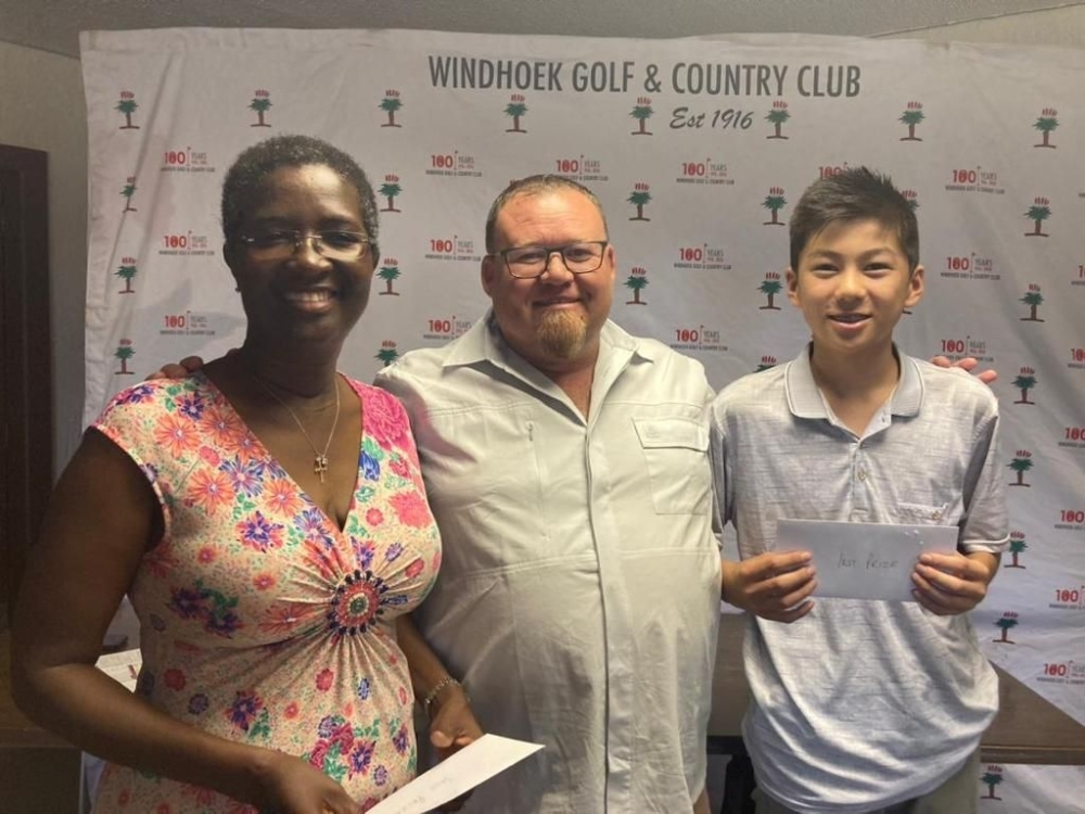 Emvula en Zhang aan wenkant by Buiteklub - Republikein - Jou Land, Jou ...